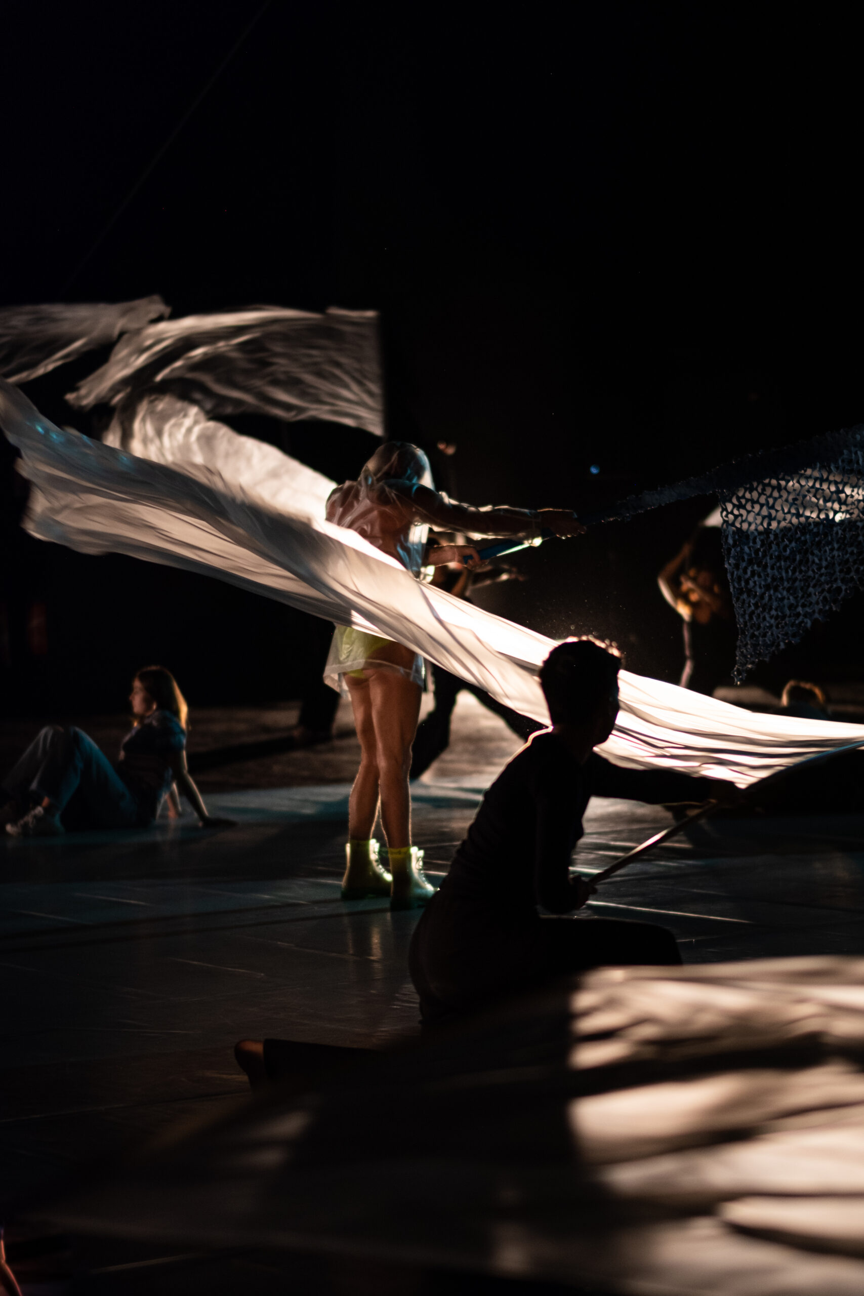 Танцовият спектакъл OUT OF THE BLUE за първи път в София