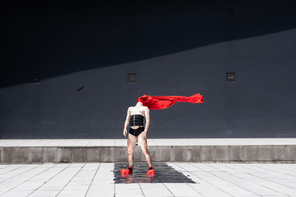 Танцовият спектакъл OUT OF THE BLUE за първи път в София